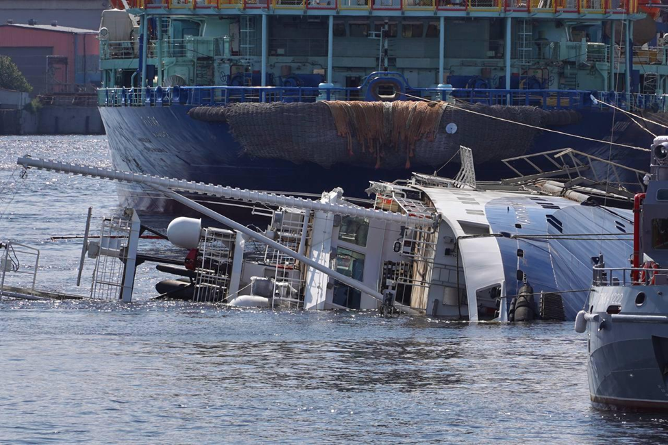 Offshore Tug Under Construction for Russian Navy Sinks at Shipyard ...